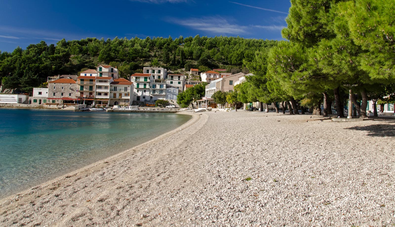 Drvenik je mjesto s prekrasnom plažom na Makarskoj rivijeri.