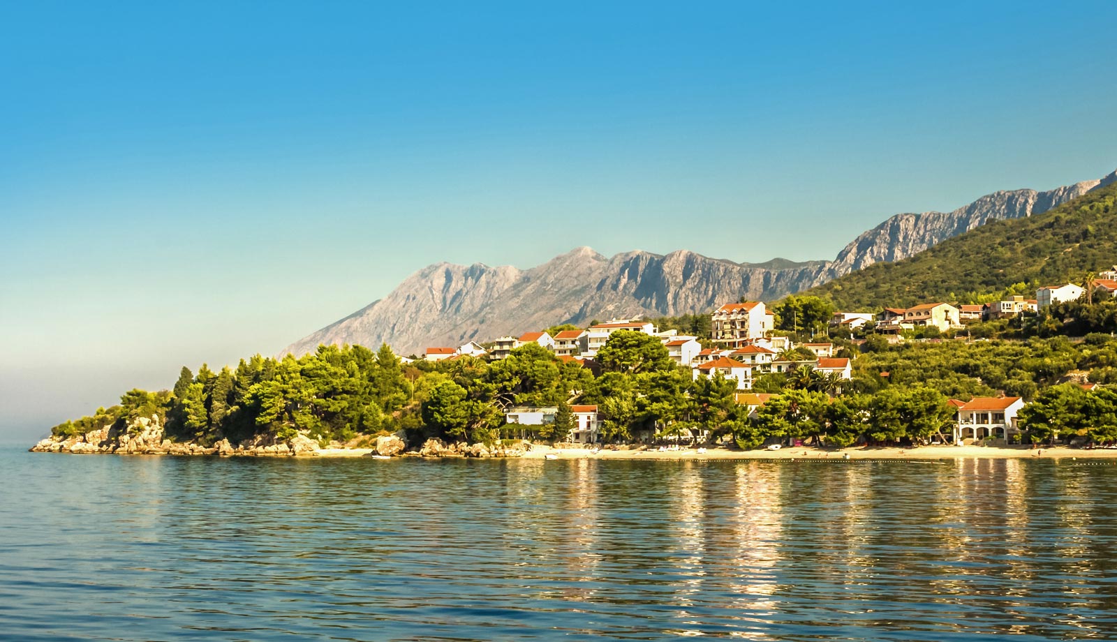 Podaca su turističko mjesto smješteno uz magistralu